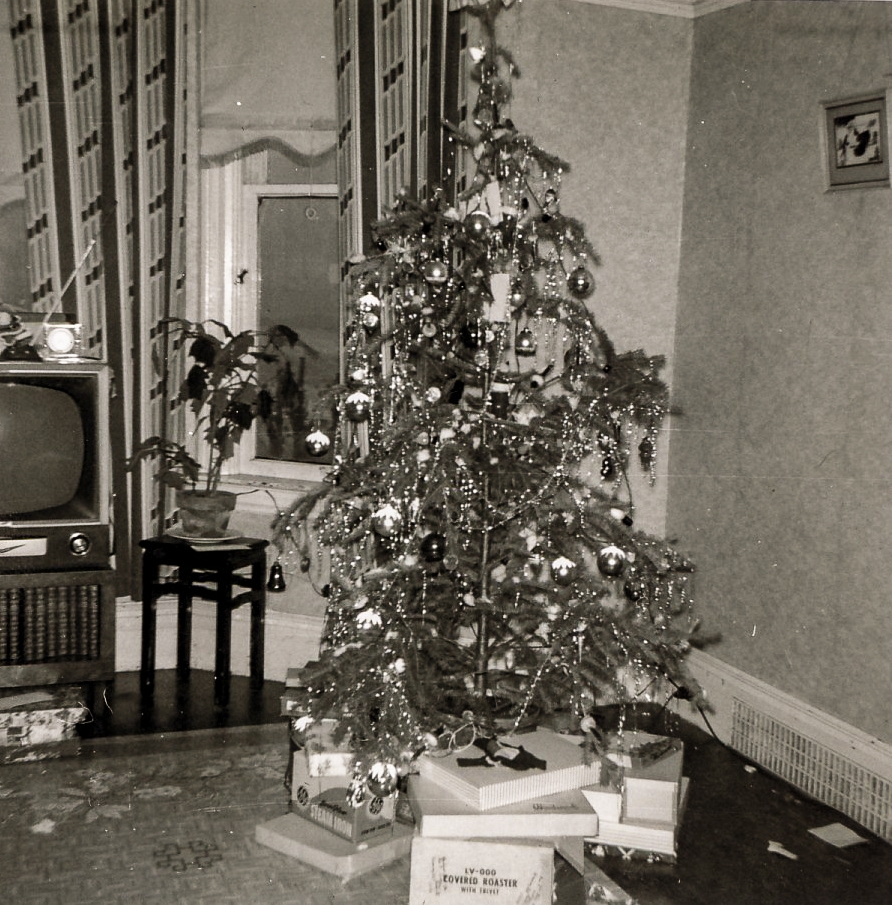 1959-12 – Christmas tree at 35 E 6th P01626 - Past Presence